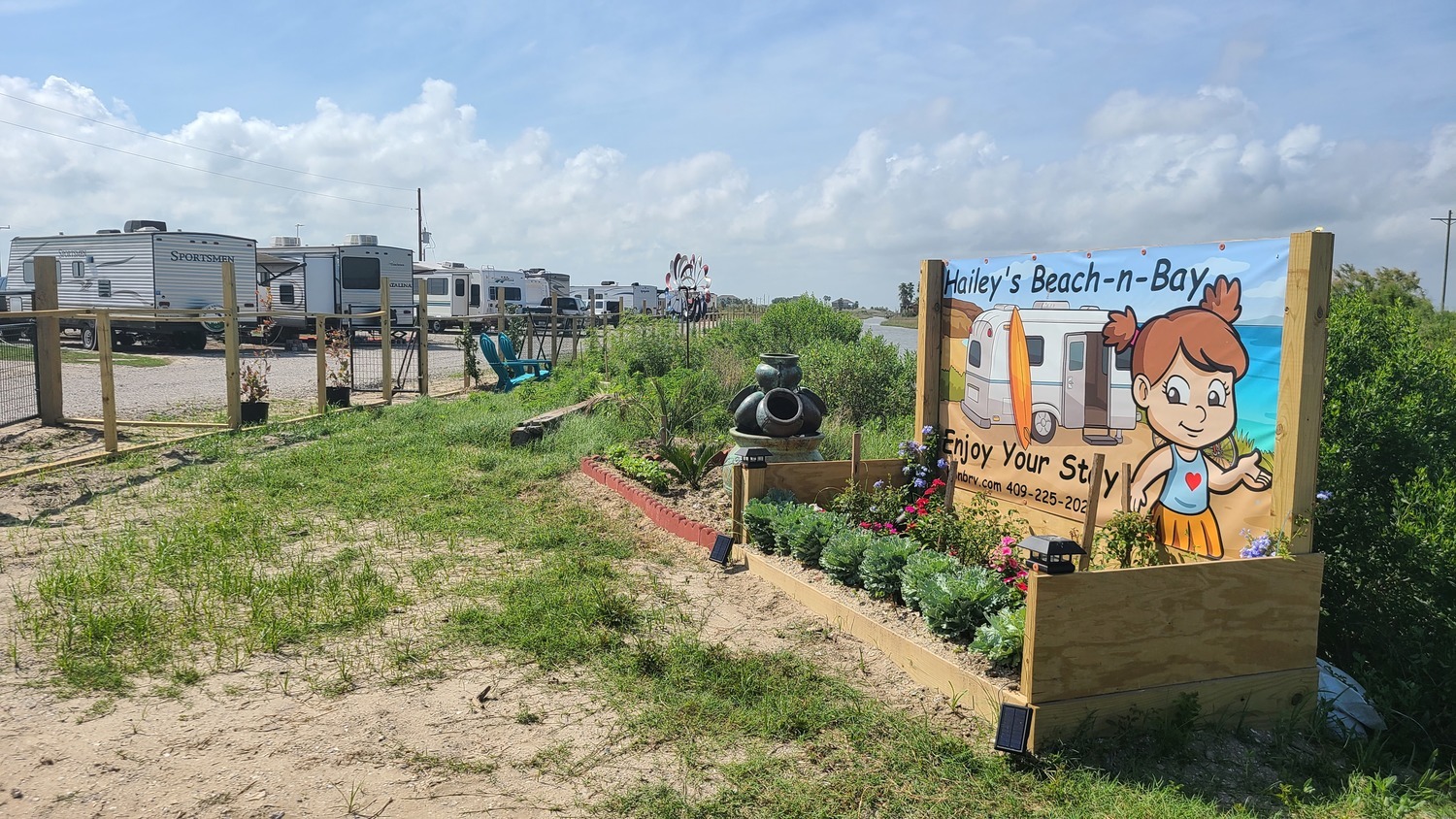 Hailey's Beach-n-Bay RV Resort - Gilchrist, TX